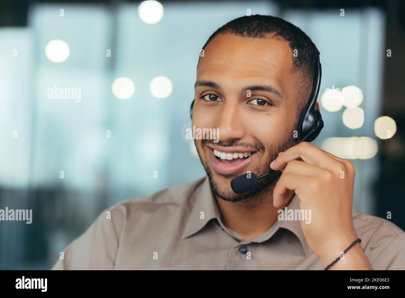 Client service hi-res stock photography and images - Alamy