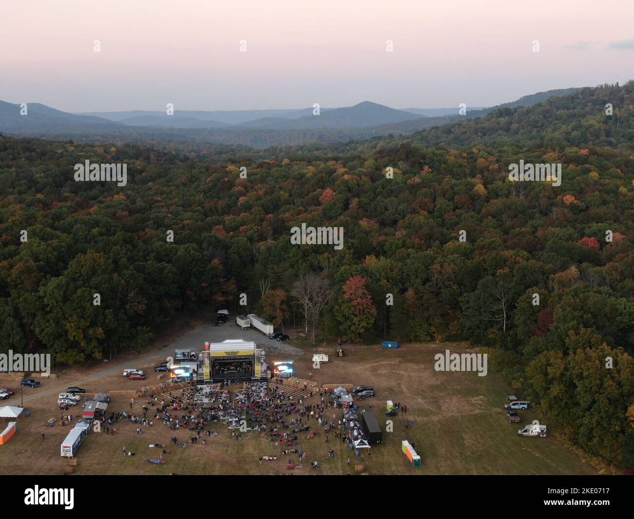 Outdoor mountain concert crowd hi-res stock photography and images - Alamy