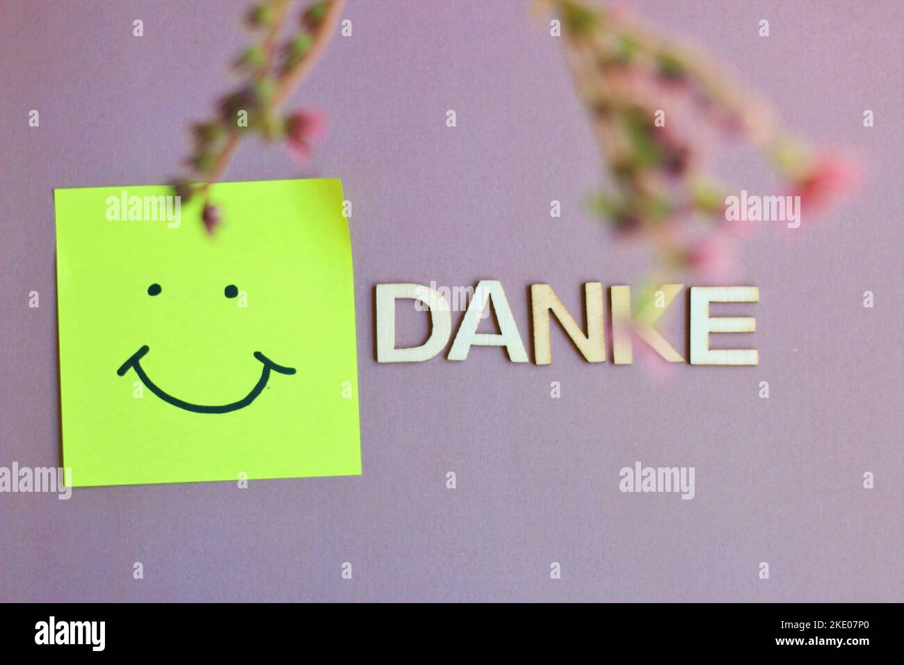 A smiley post-it with Danke text on a gray background Stock Photo - Alamy
