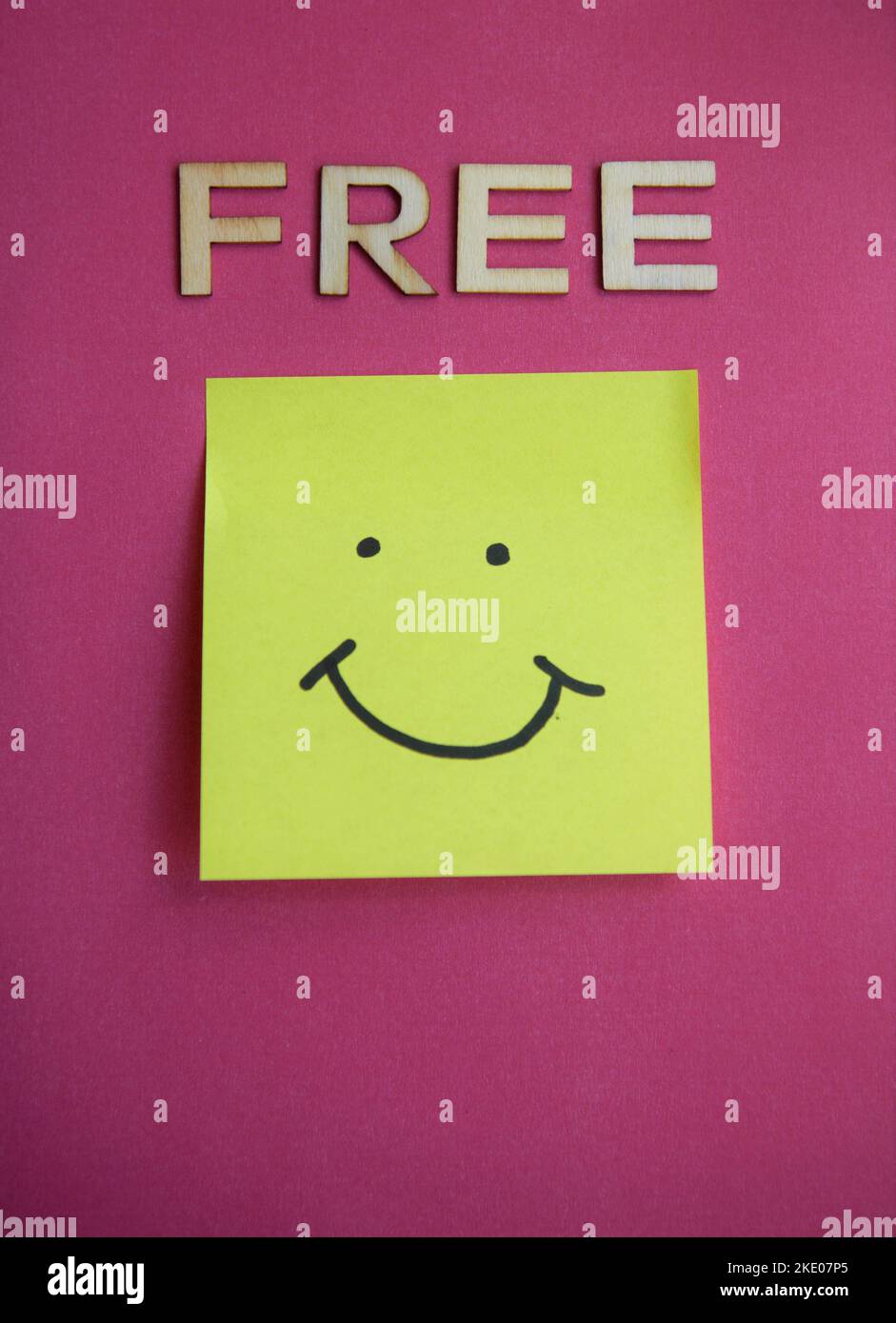 A smiley post-it with free text on a pink background Stock Photo - Alamy