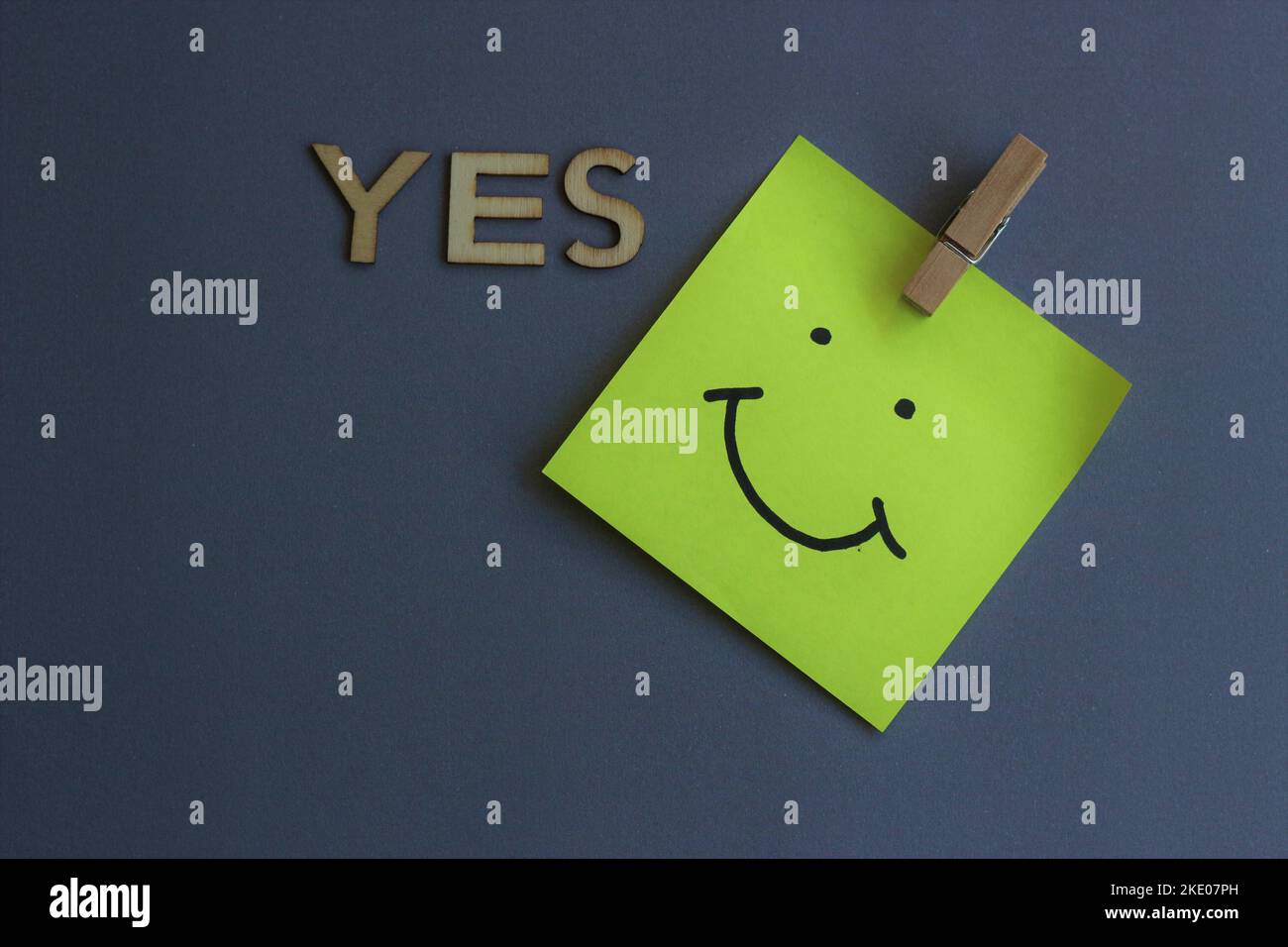A smiley post-it with Yes text on a gray background Stock Photo - Alamy