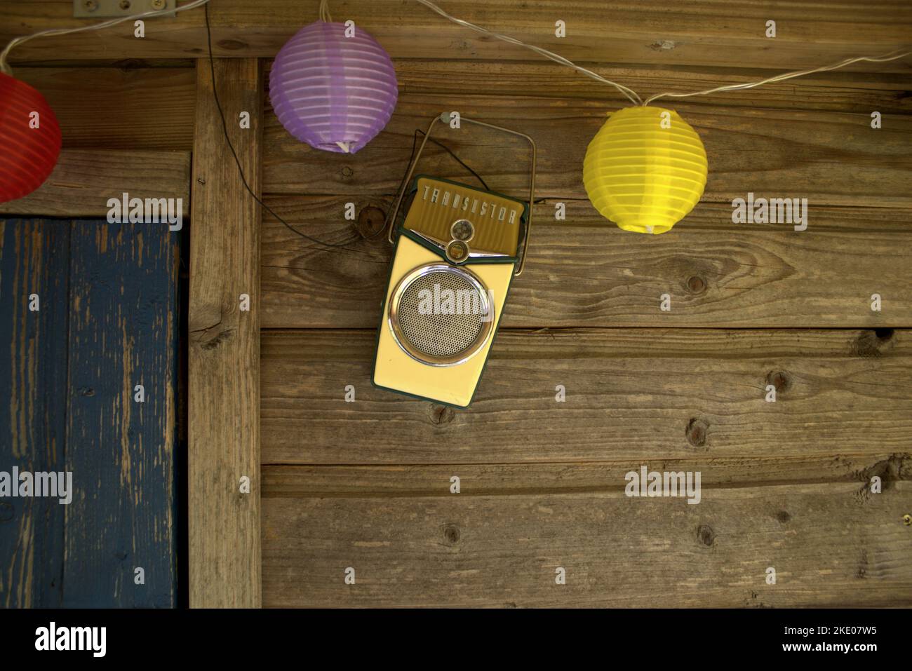 An old-fashioned radio on a wooden wall Stock Photo - Alamy