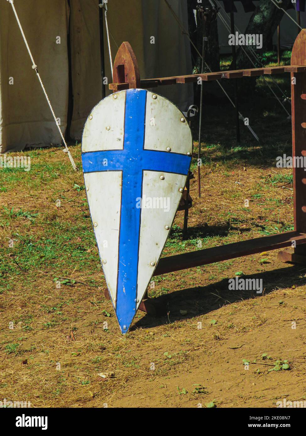 Knights shield hi-res stock photography and images - Alamy