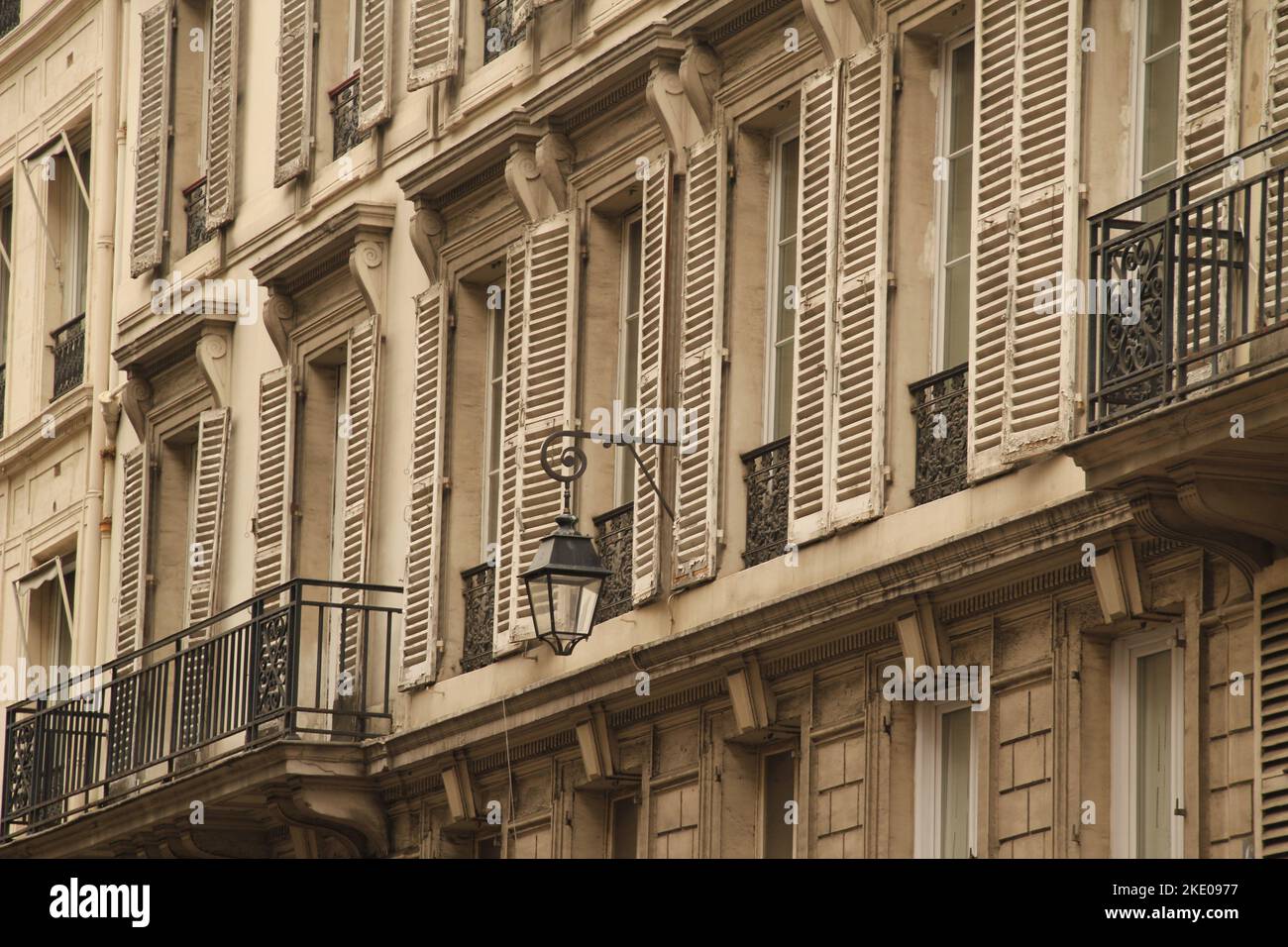 Long narrow street paris hi-res stock photography and images - Alamy