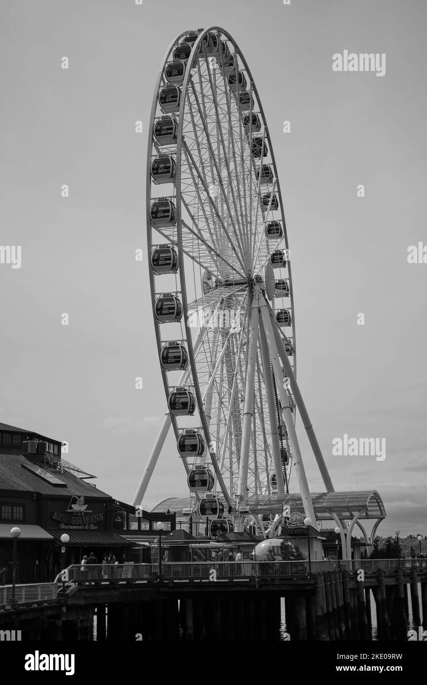 A grayscale shot of the Seattle Great Wheel Stock Photo - Alamy