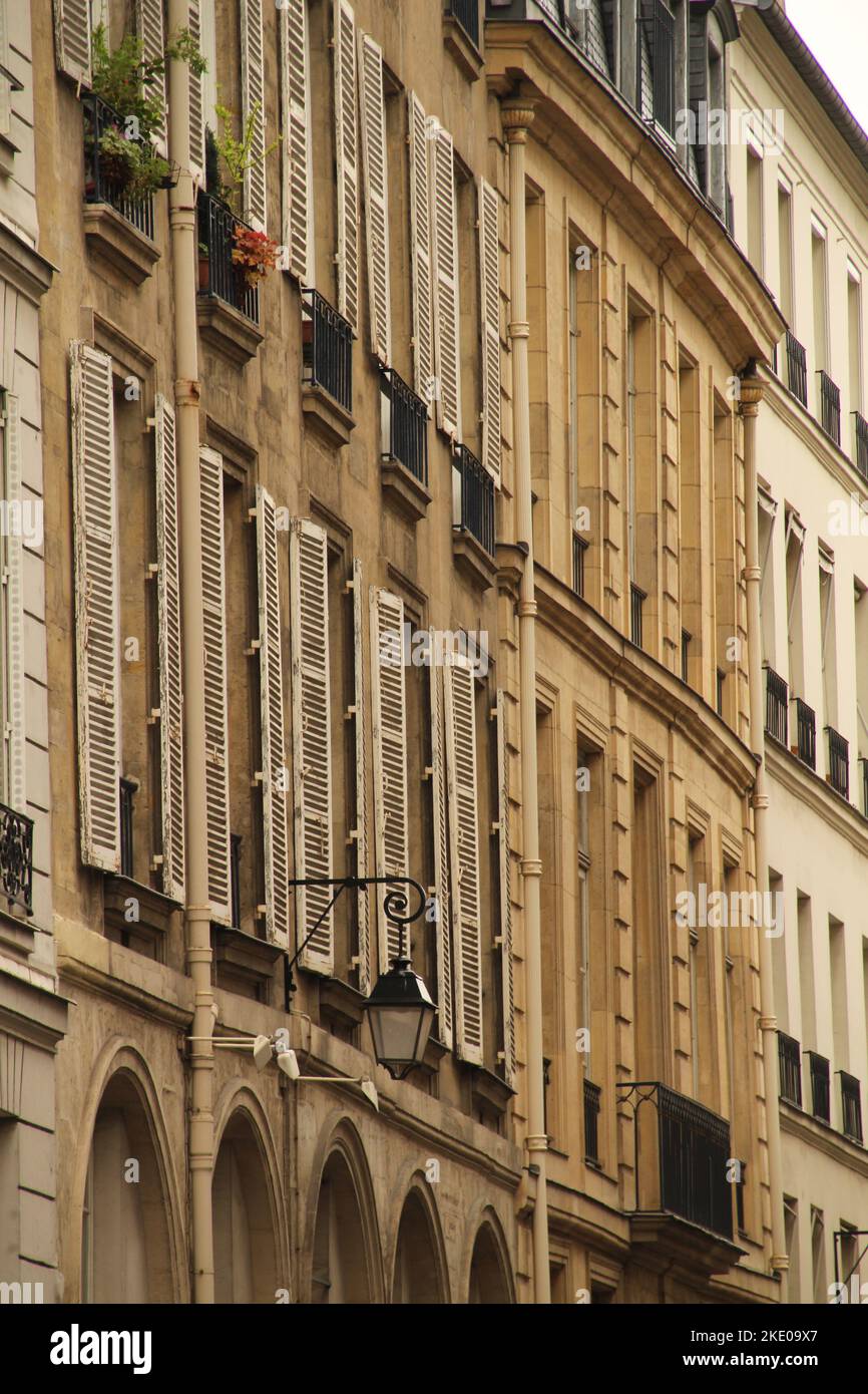 Long narrow street paris hi-res stock photography and images - Alamy