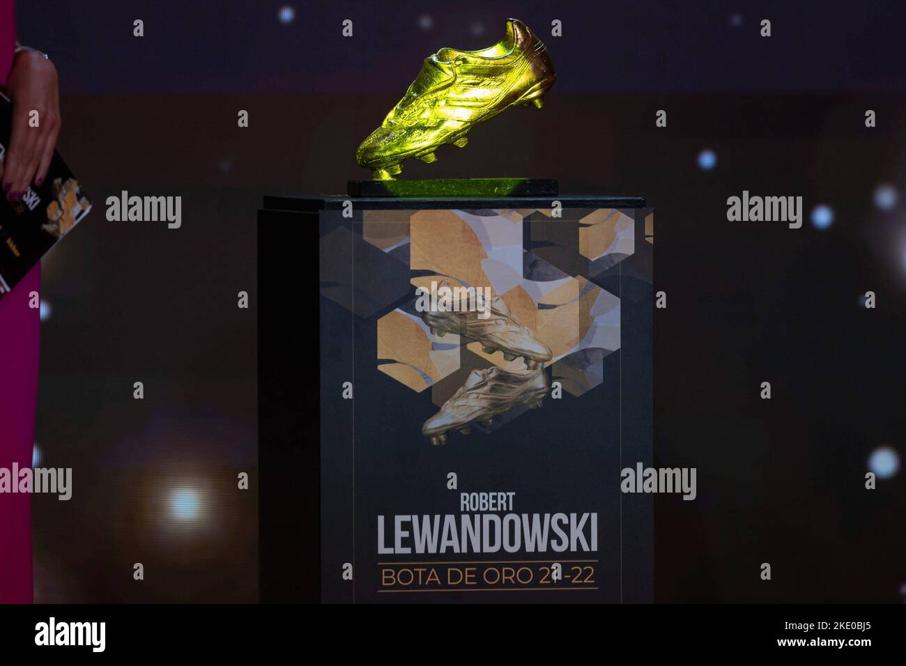 Barcelona, Spain. 09th Nov, 2022. Robert Lewandowski receives the ...