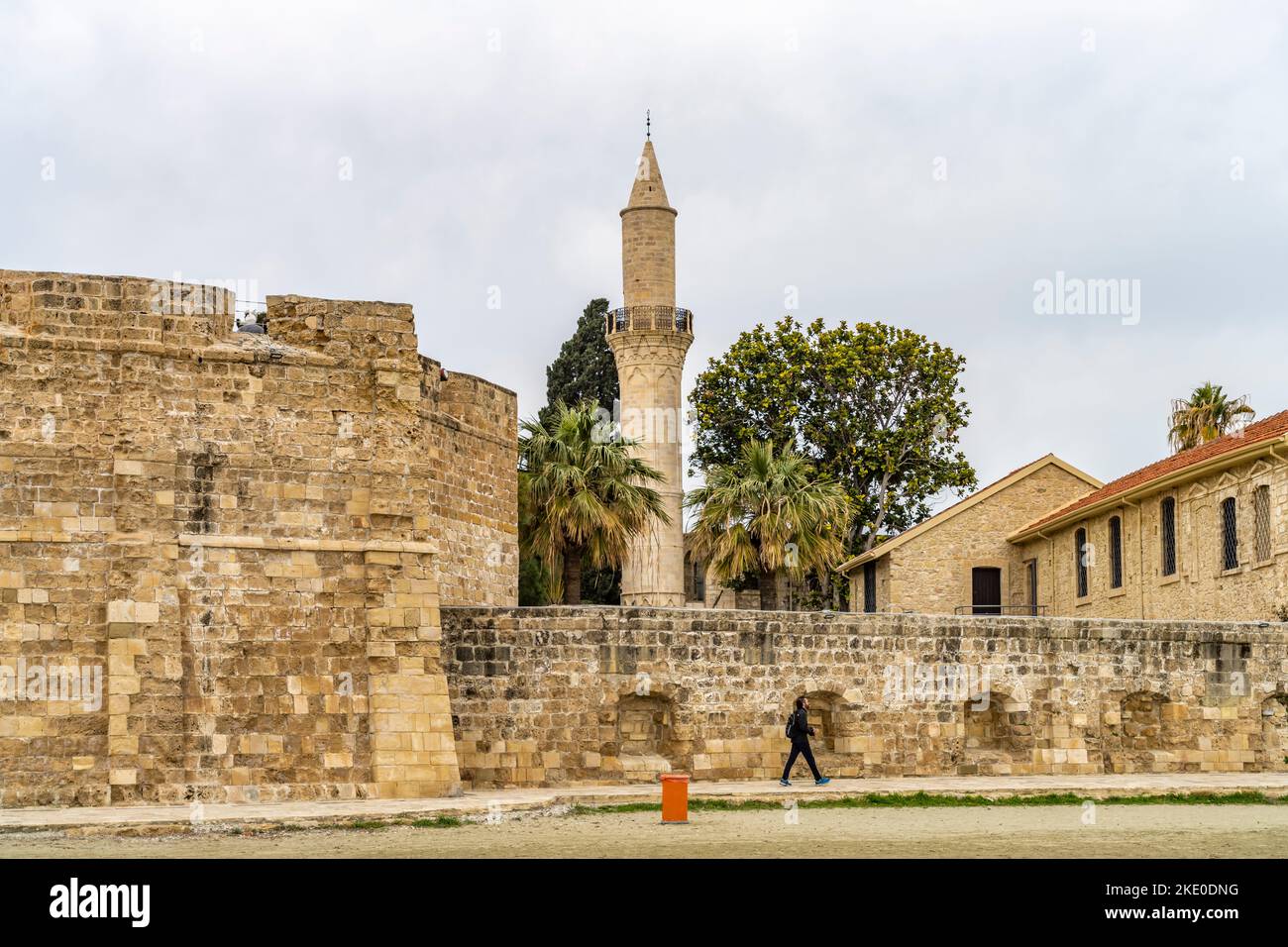 Burg Larnaka und das Minarett der Djami Kebir Moschee in Larnaka ...
