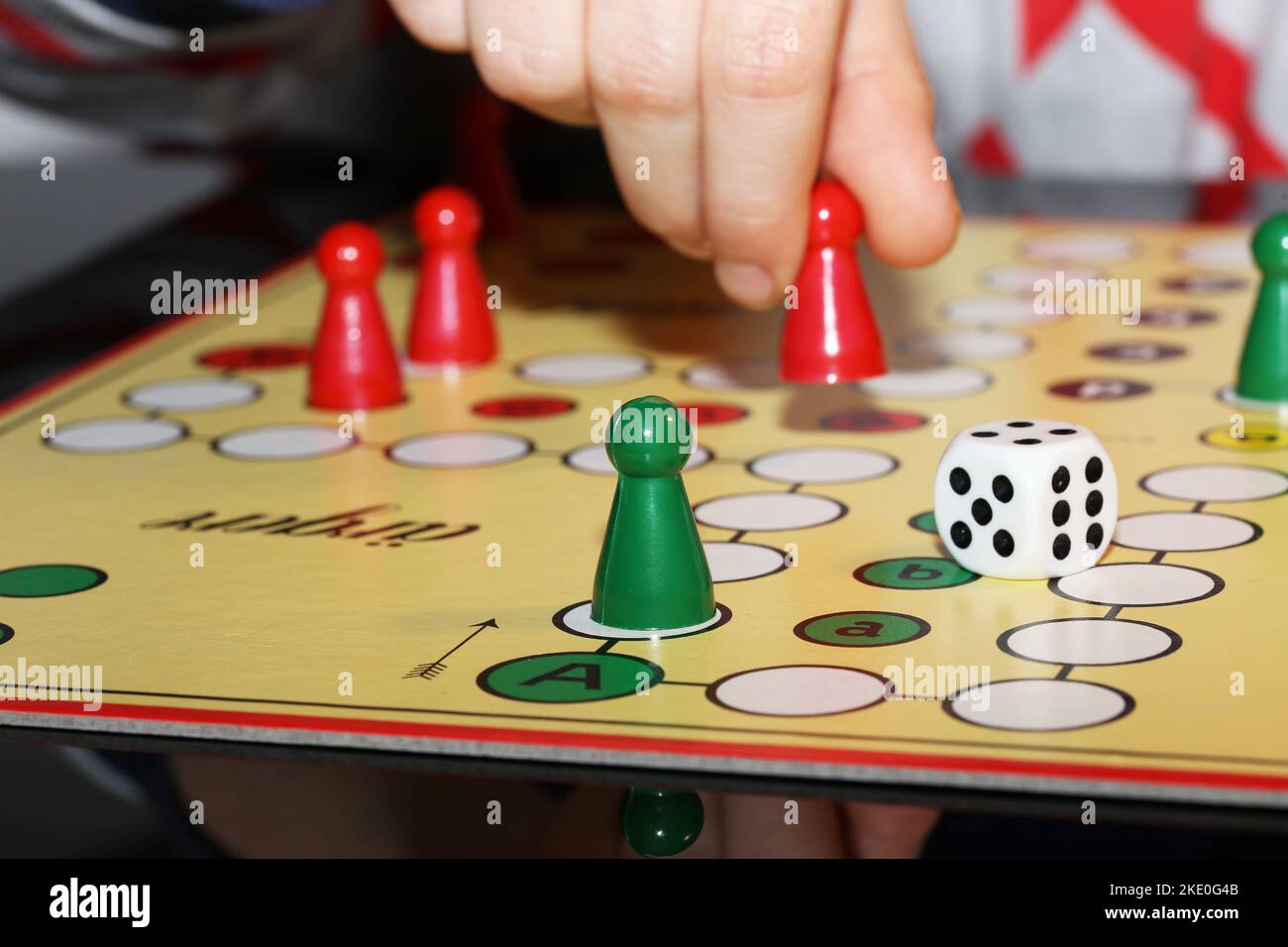 Symbol image: Family plays Mensch ärgere Dich nicht („don´t get angry ...