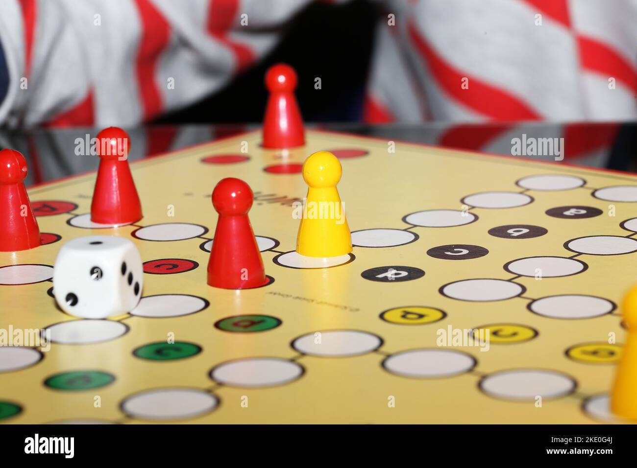 Symbol image: Family plays Mensch ärgere Dich nicht („don´t get angry ...