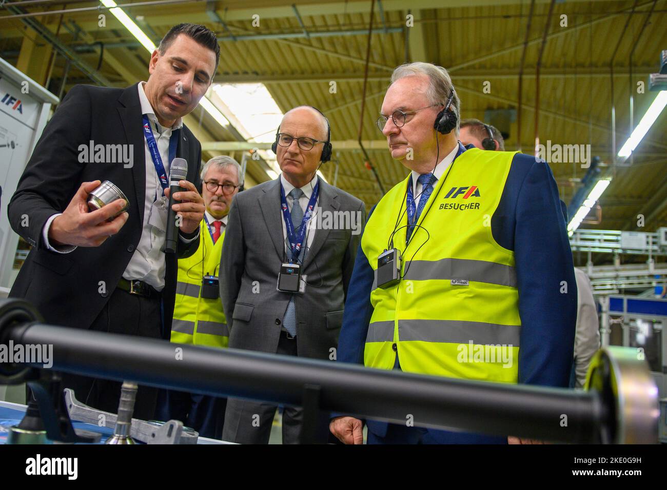 Car axel stand hi-res stock photography and images - Alamy