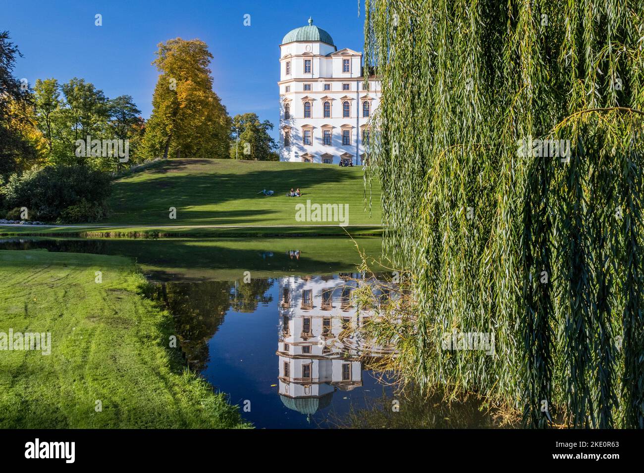 Reflection castle hi-res stock photography and images - Alamy