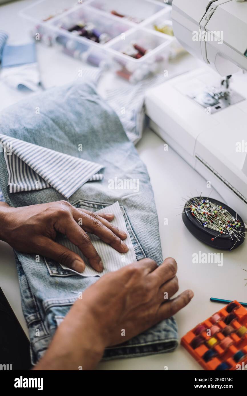 How to use pinning machine hi-res stock photography and images - Alamy