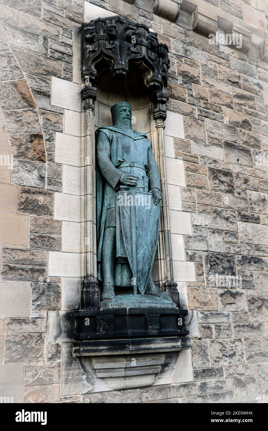 A vertical shot of a stone statue of a king in Edinburgh Castle ...
