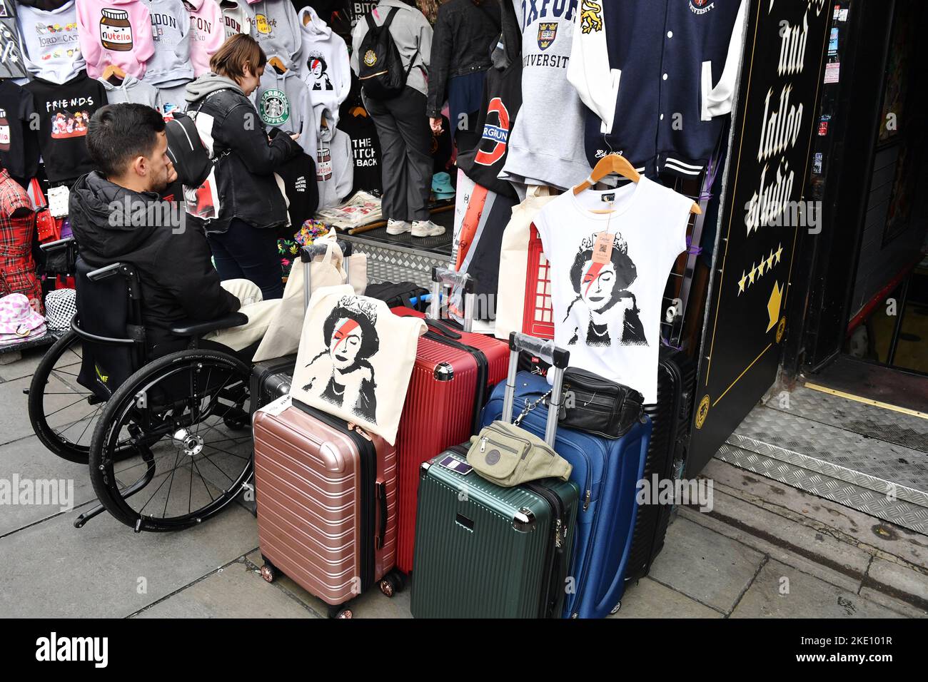 Disabled people shop hi-res stock photography and images - Alamy