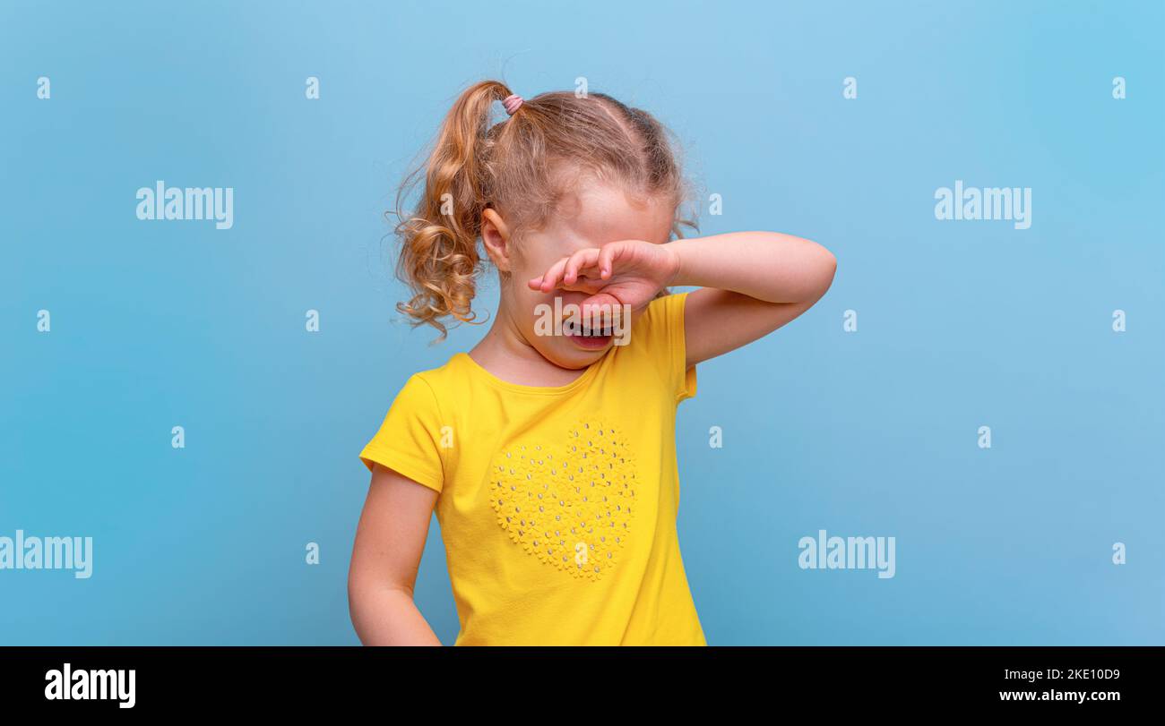 Little girl crying Stock Photo - Alamy