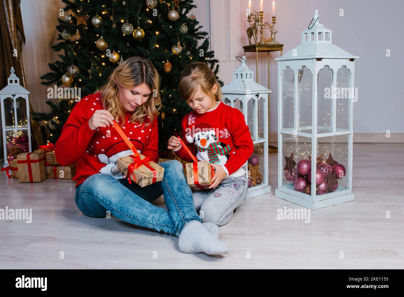 Happy family opening gift hi-res stock photography and images - Alamy