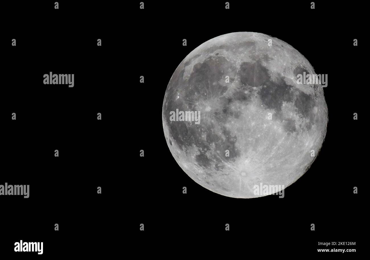 The moon in it’s ‘Full Moon Phase’ above the Kent town of Gravesend ...