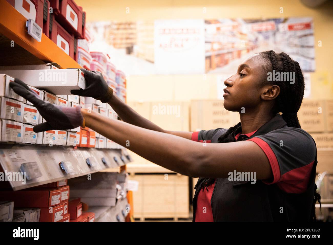 African staff arranging store hi-res stock photography and images - Alamy