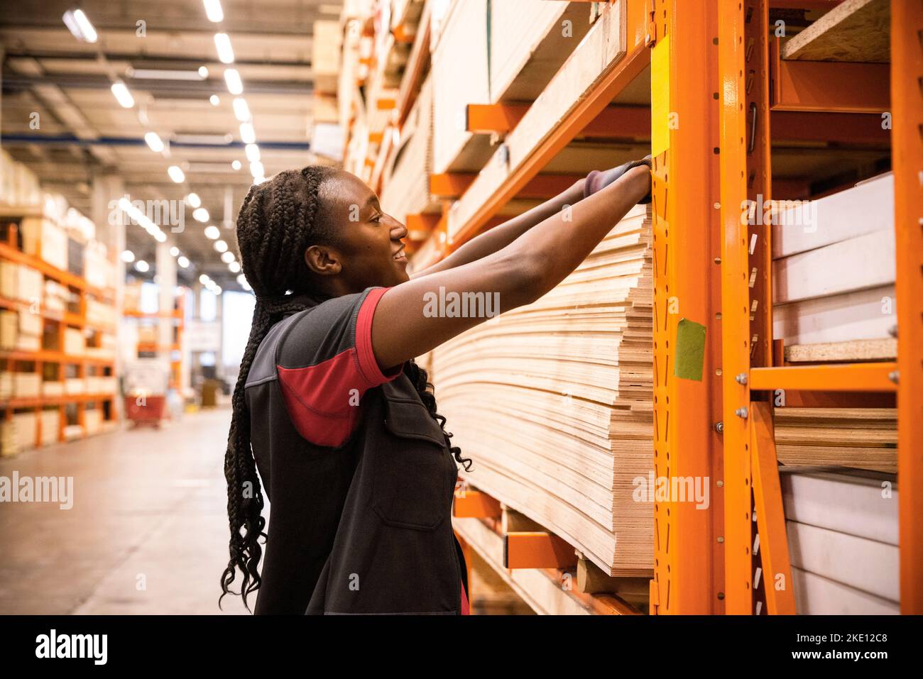 African staff arranging store hi-res stock photography and images - Alamy