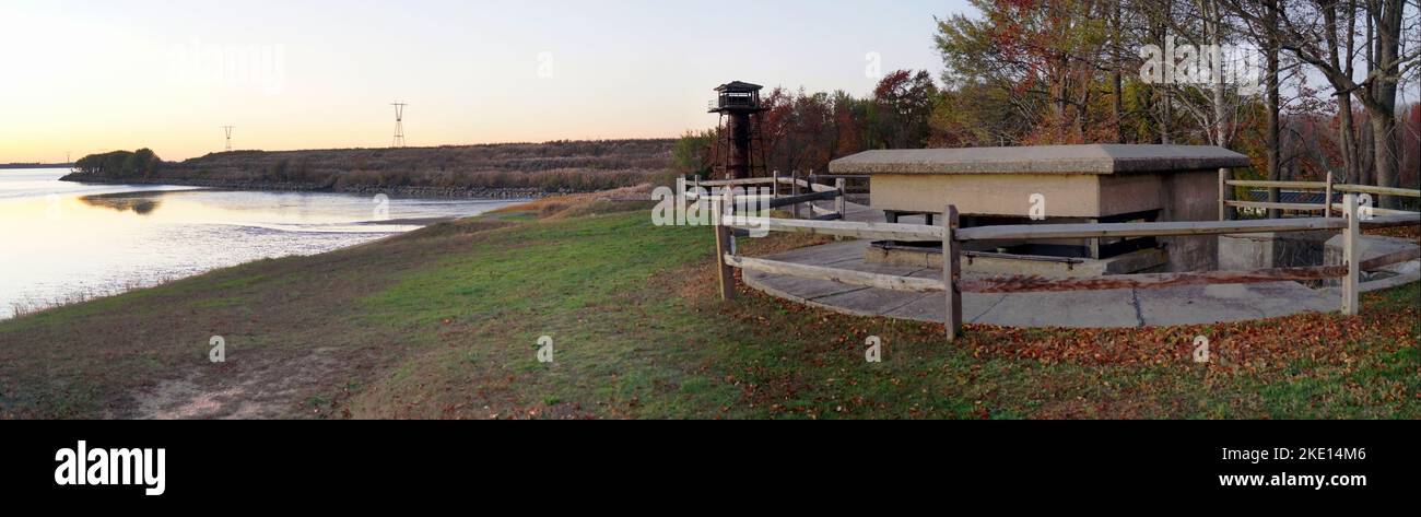 Disappearing gun hi-res stock photography and images - Alamy