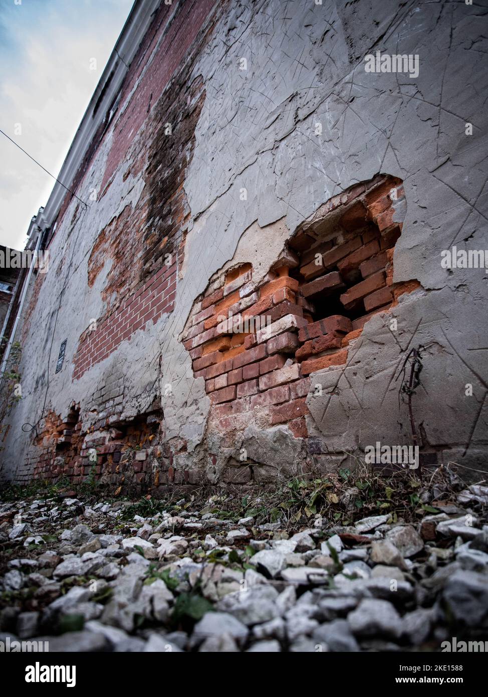 Crumbling brick wall hole hi-res stock photography and images - Alamy
