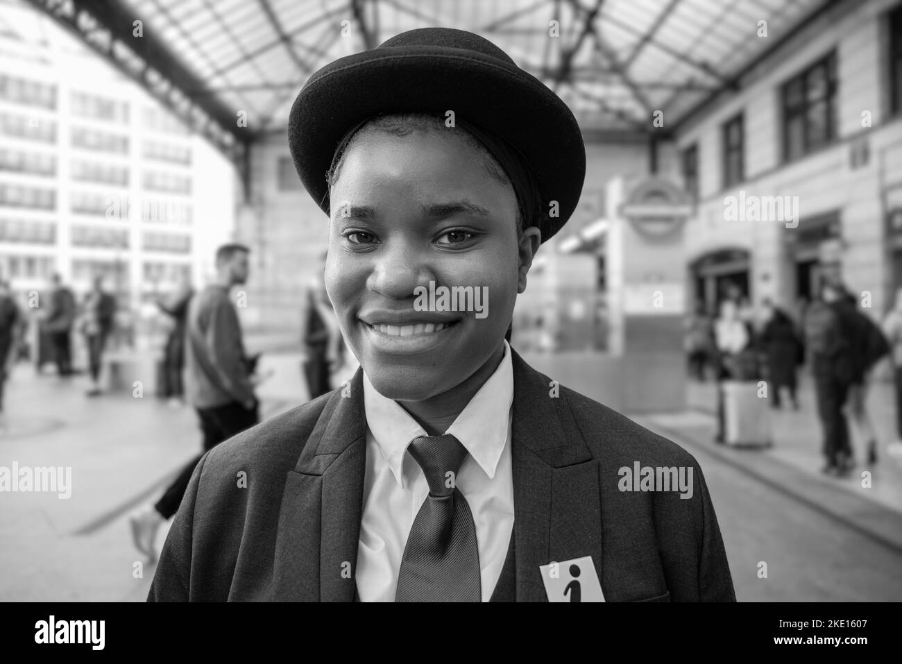 Victoria station london people Black and White Stock Photos & Images ...