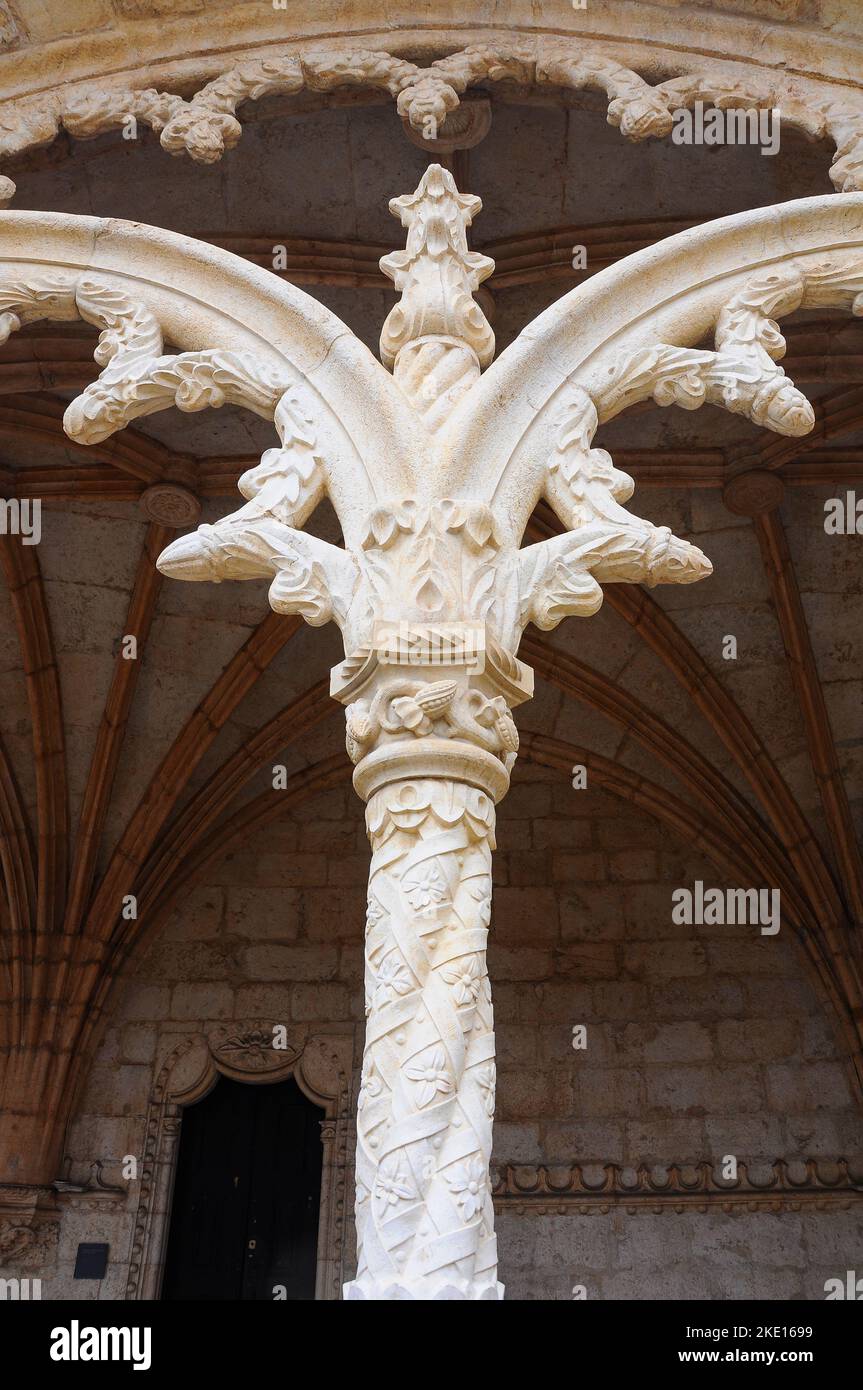 Mullion dividing a window in the cloister of the Jerónimos Monastery in ...