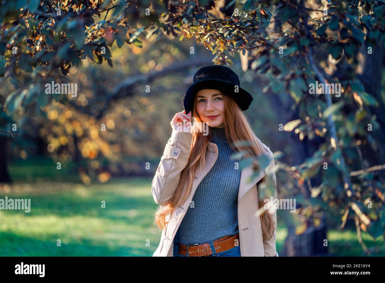 Woman alone sitting under a tree hi-res stock photography and images ...