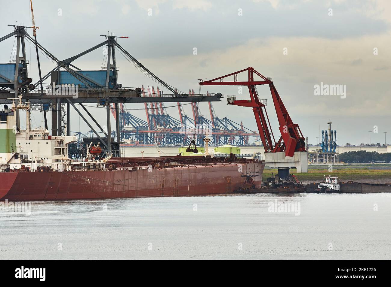 Ship unloading process hi-res stock photography and images - Alamy