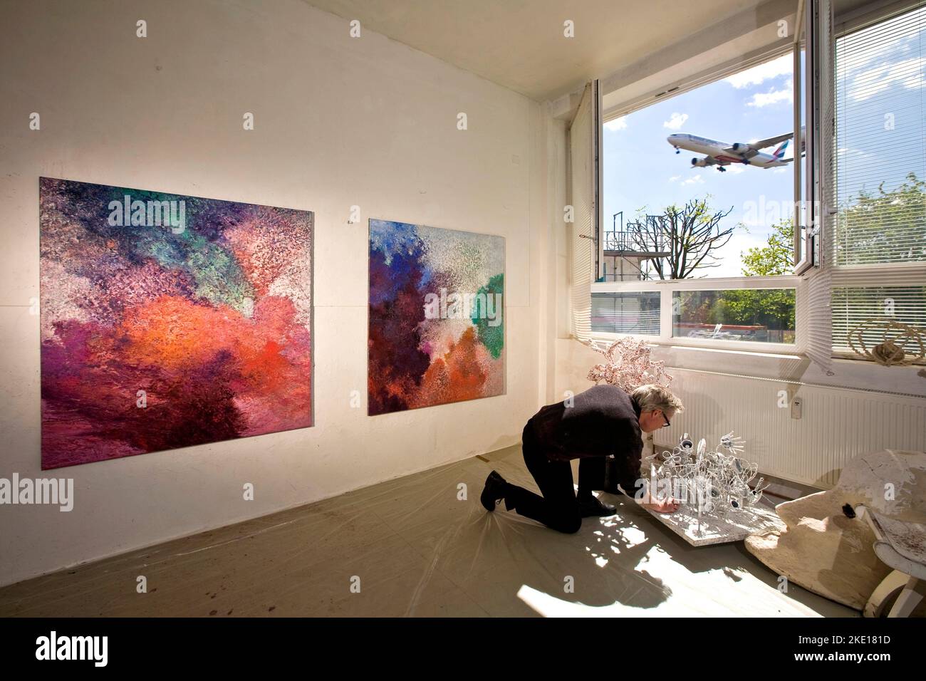 The artist Roland Helmus in his studio in the Künstlerhaus Sootbörn ...
