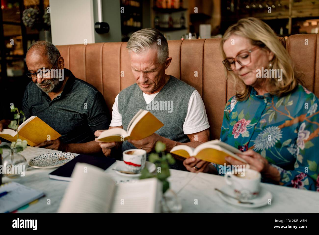 Senior reading circle hi-res stock photography and images - Alamy