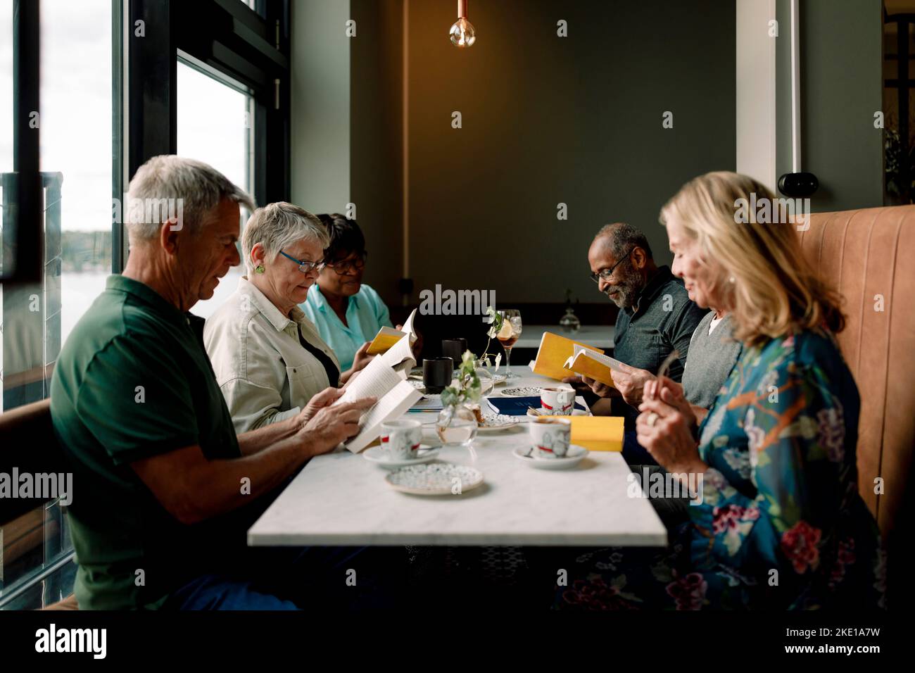 Senior reading circle hi-res stock photography and images - Alamy