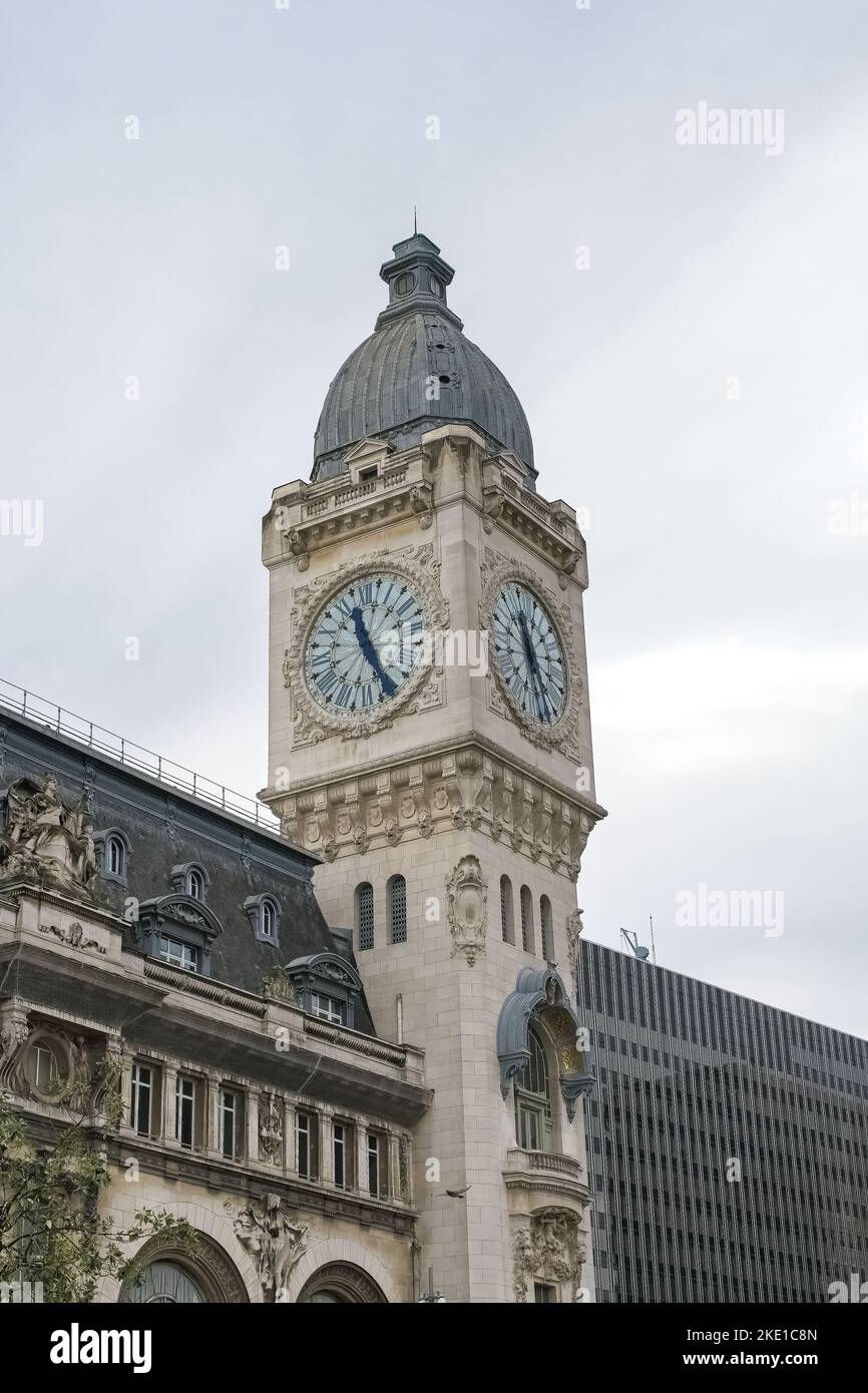 Paris, the clock of the gare de Lyon, train station in the center Stock ...