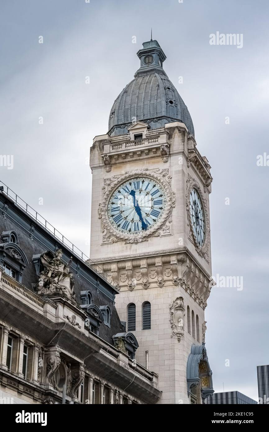 Paris, the clock of the gare de Lyon, train station in the center Stock ...