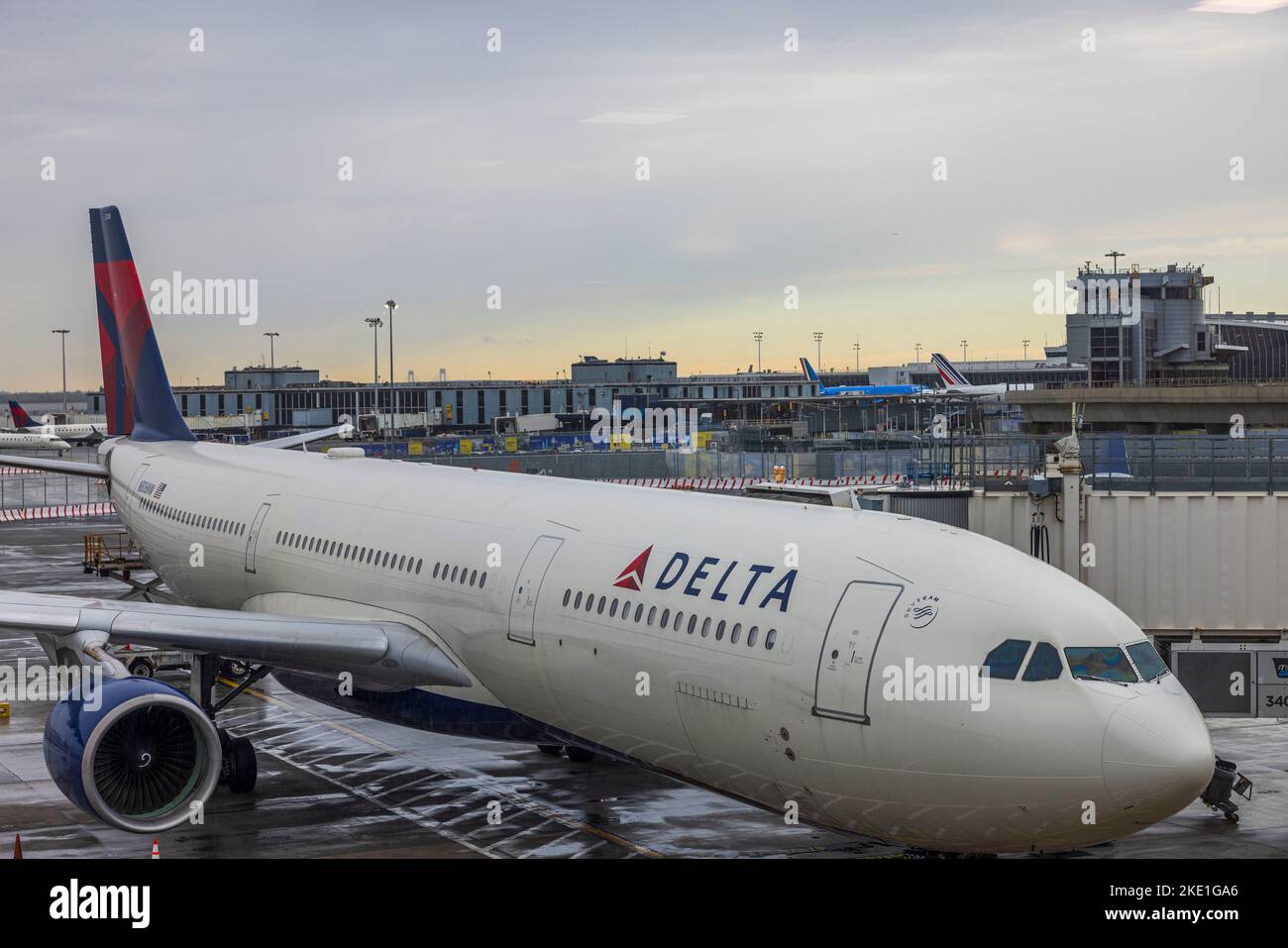 Delta plane baggage hi-res stock photography and images - Alamy