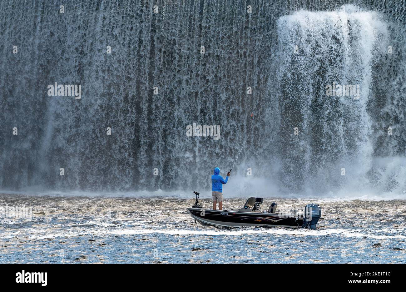Dam boat fishing hi-res stock photography and images - Alamy
