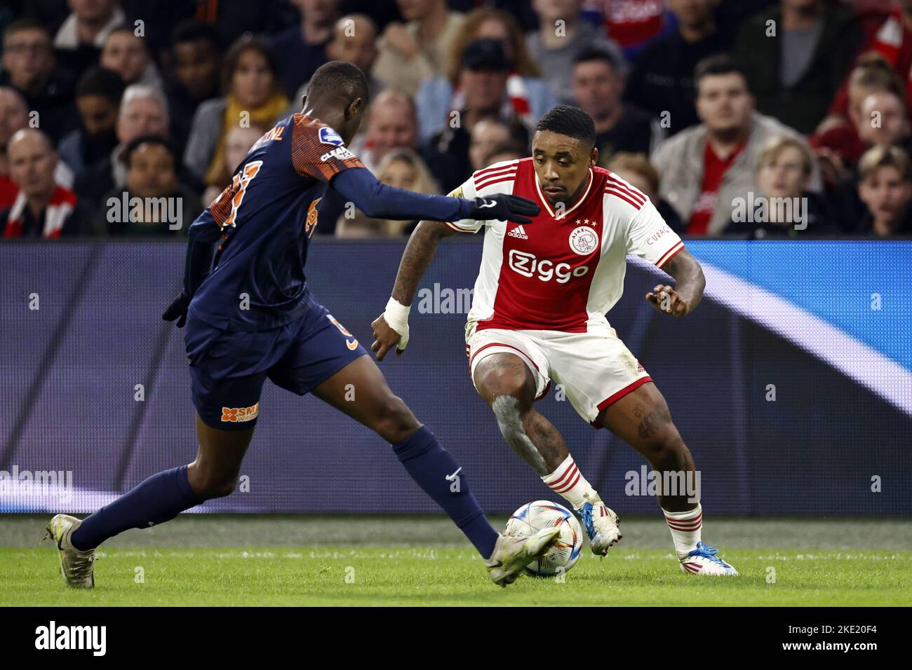 AMSTERDAM - (lr) Romaric Yapi of Vitesse, Steven Bergwijn of Ajax ...