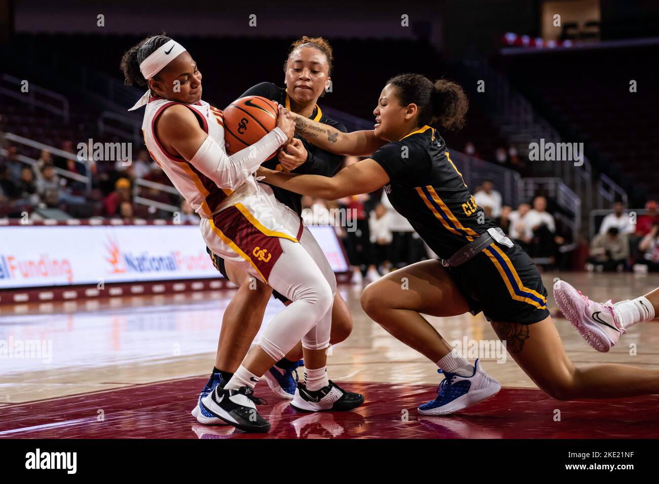 USC Trojans guard Kayla Williams (4) battles for possession with CSU ...