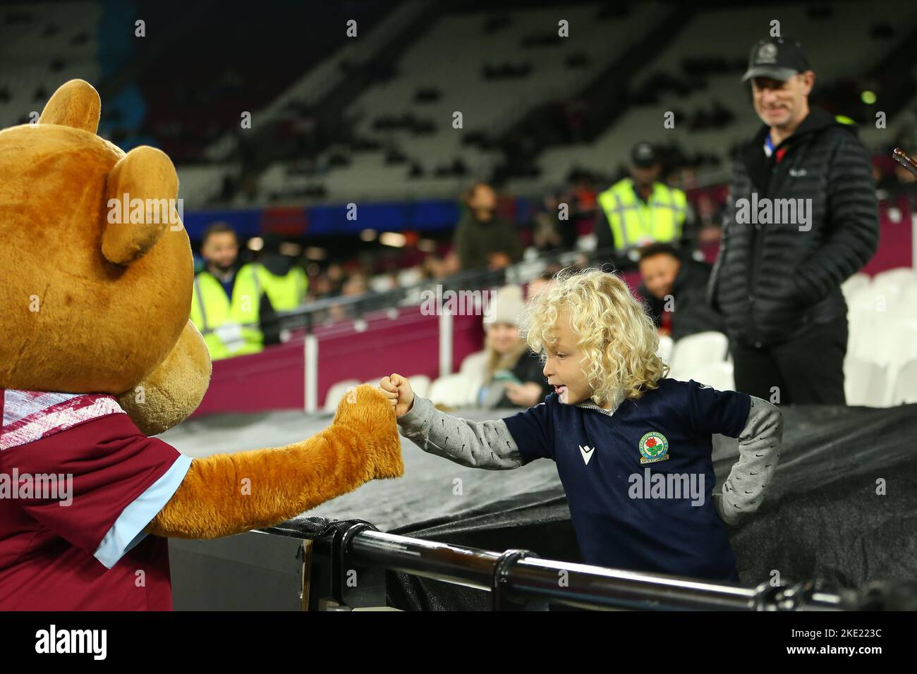 Mascot bubbles bear hi-res stock photography and images - Alamy