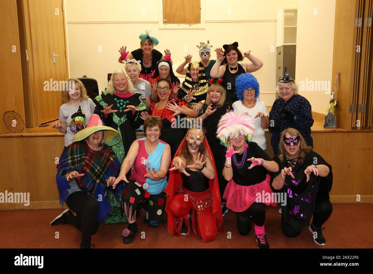 Faceing camera hi-res stock photography and images - Alamy