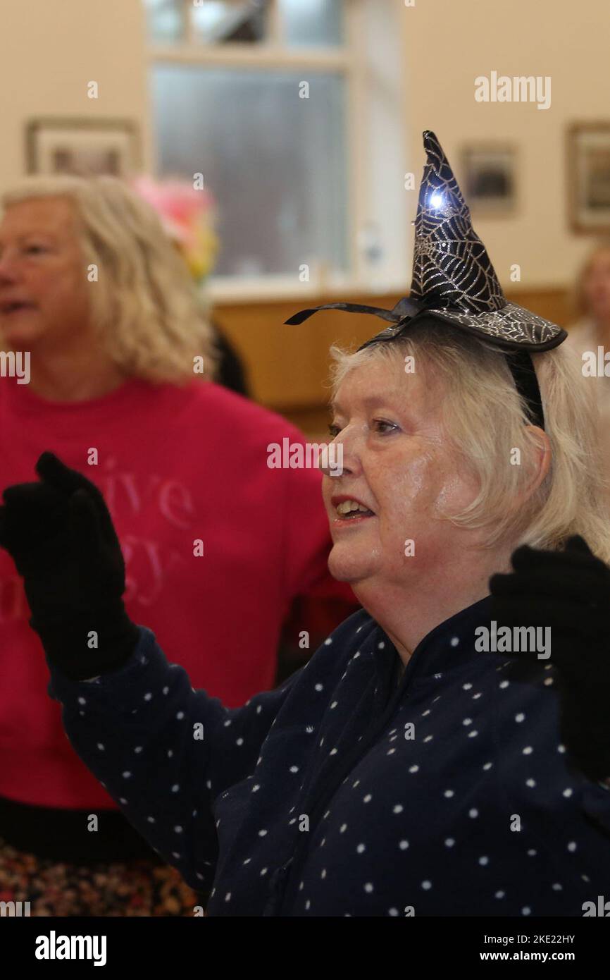 Faceing camera hi-res stock photography and images - Alamy