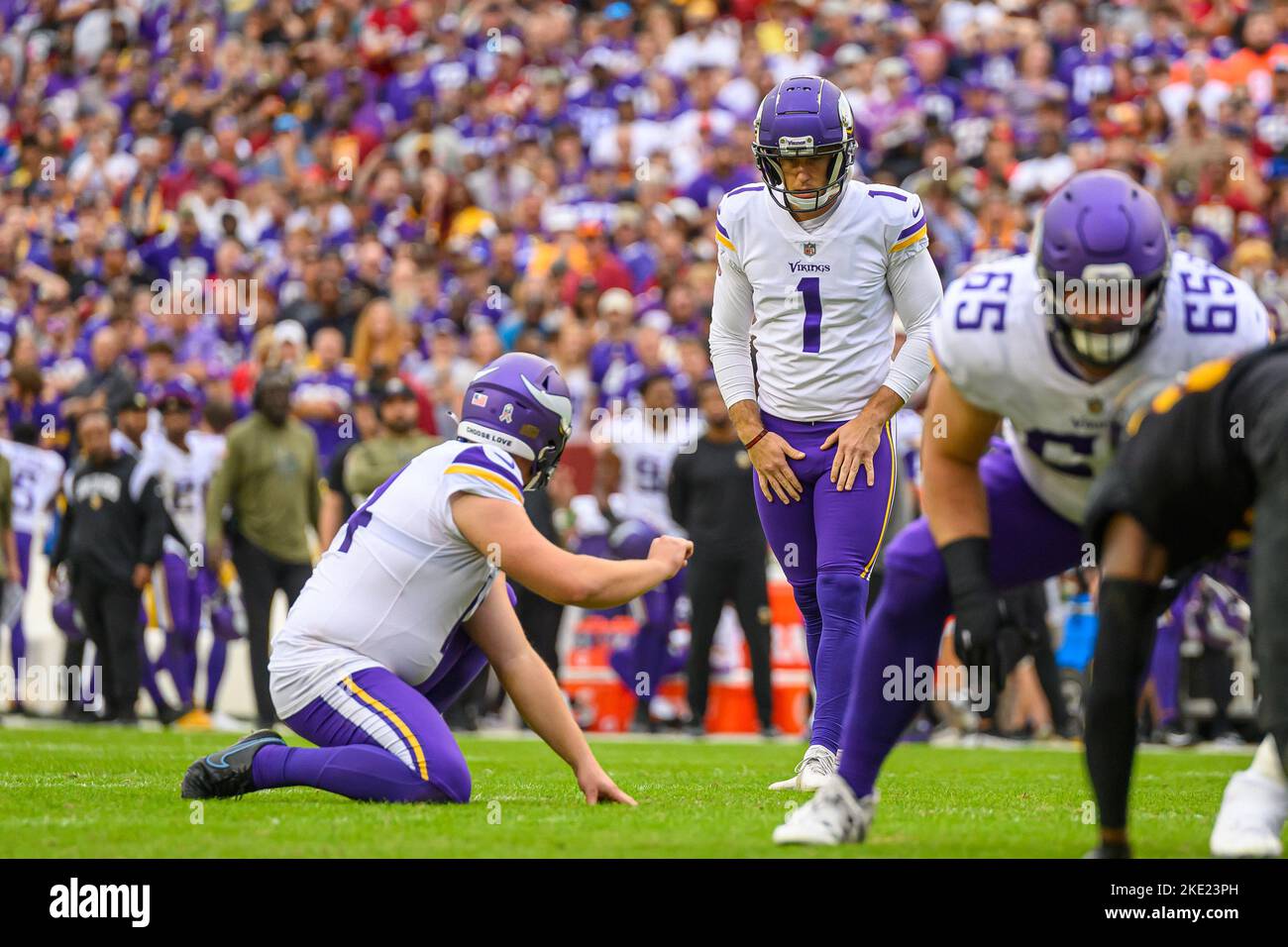 Nfl field goal kick hi-res stock photography and images - Alamy