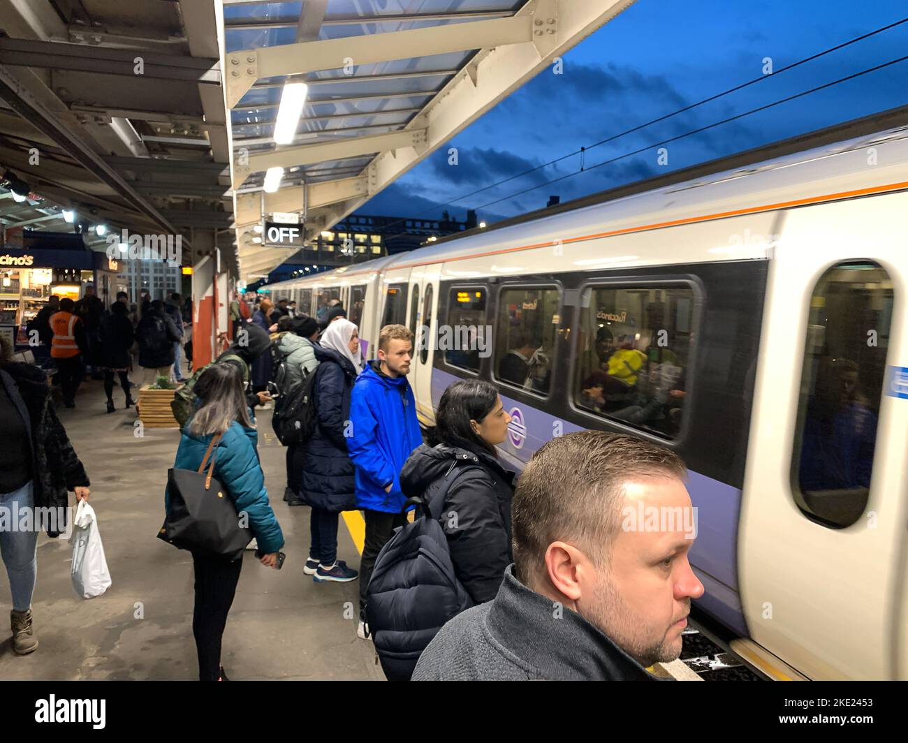 Slough, Berkshire, UK. 8th November, 2022. Commuters catching an ...