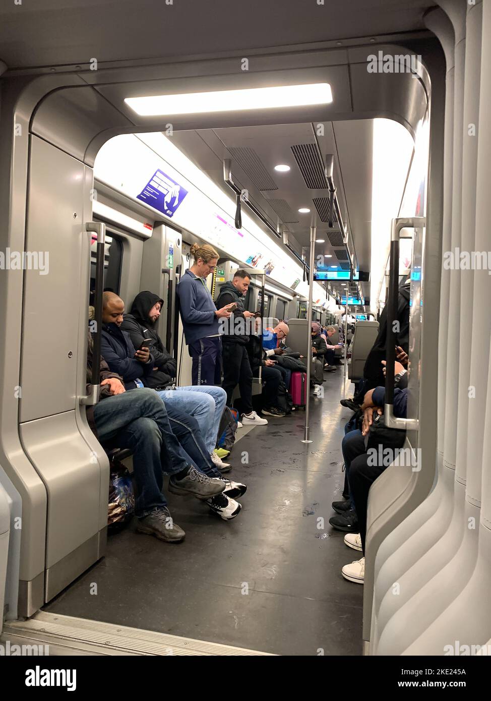 Slough, Berkshire, UK. 8th November, 2022. Commuters catching an ...