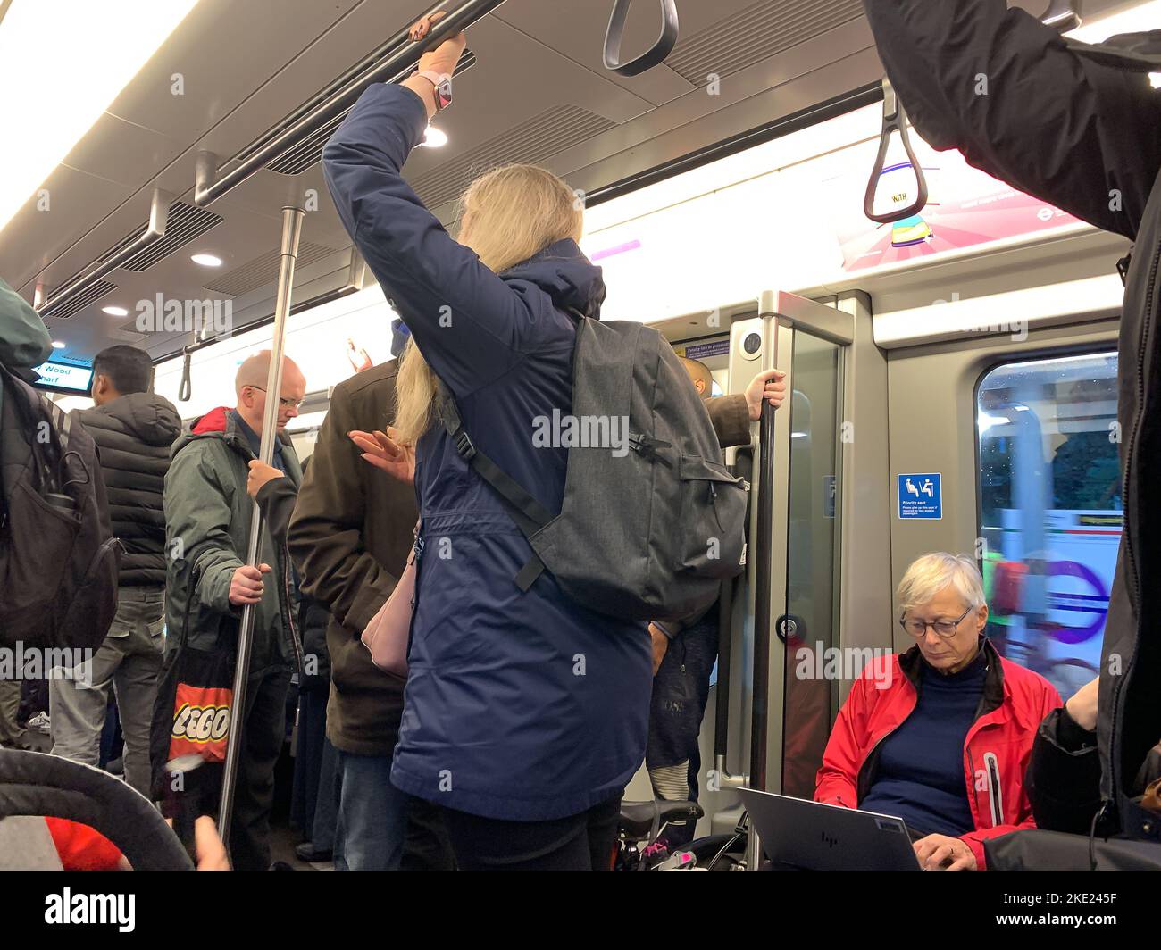 Slough, Berkshire, UK. 8th November, 2022. Commuters catching an ...