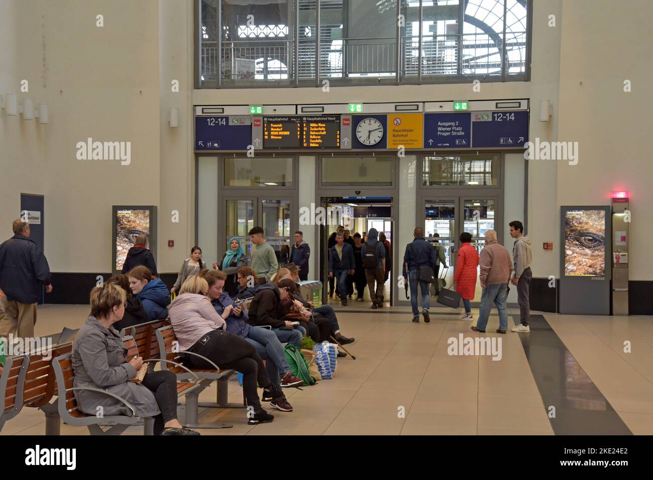 Passenegrs in the main concourse of Dresden HBF, the central station in ...