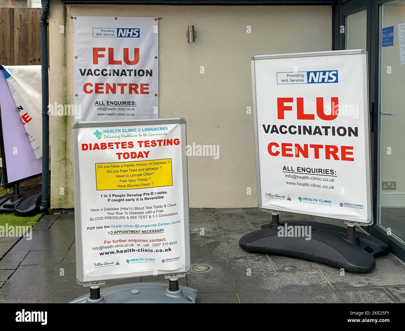Bagshot, Surrey, UK. 7th November, 2022. An NHS flu vaccination centre in Bagshot. People over ...