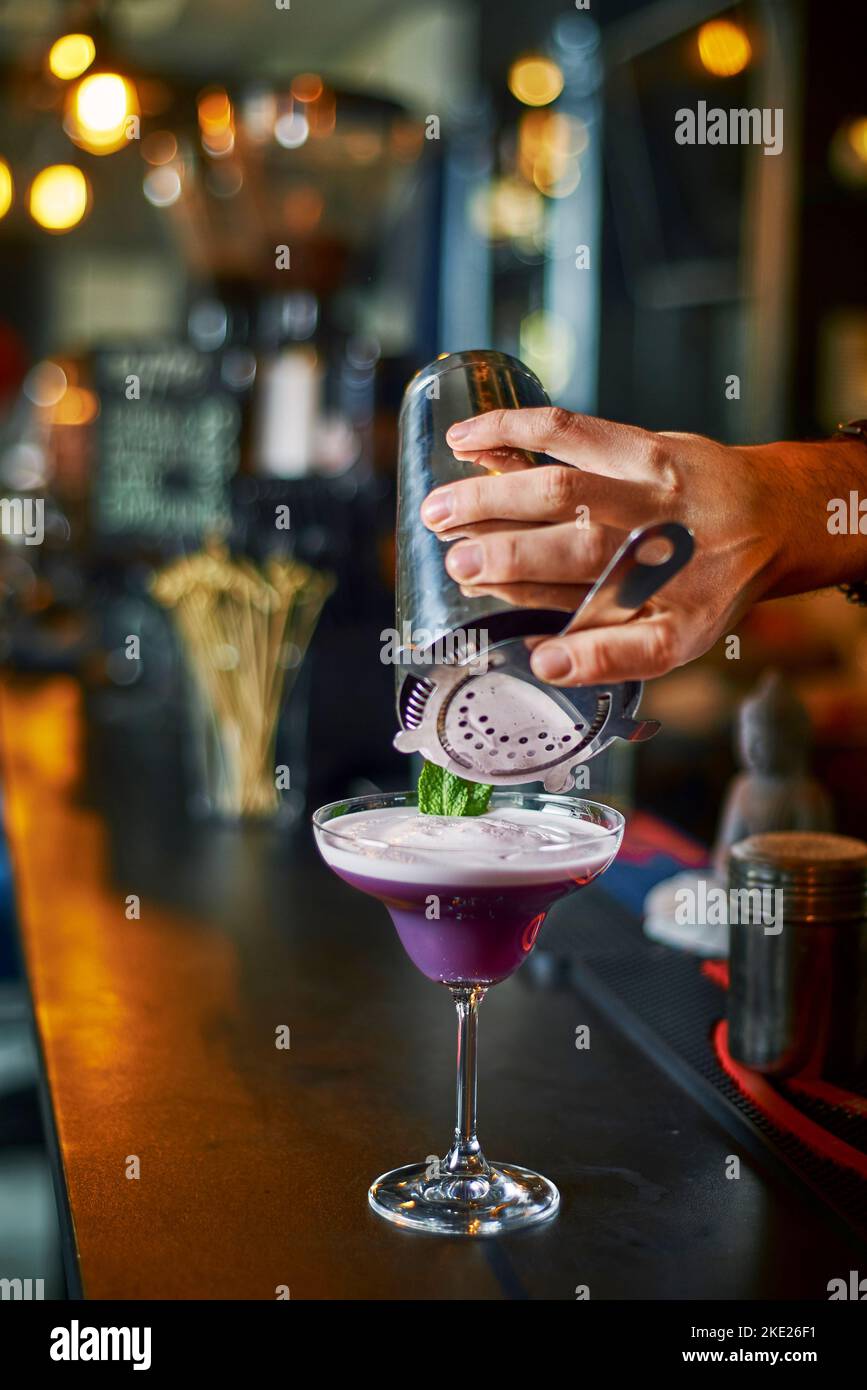 Bartender hand hi-res stock photography and images - Alamy