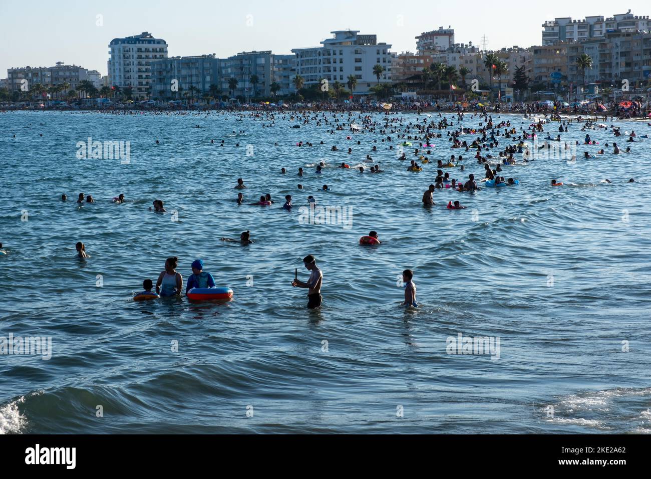 Crowded beach scene hi-res stock photography and images - Alamy